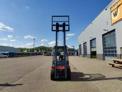 China 1.5T-3.5T Diesel Forklift Truck with Optional Attachments Ergonomic Design for sale