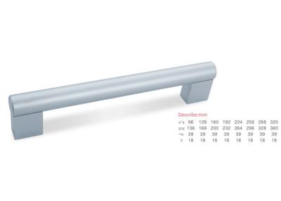 China Scratch Prevention Aluminum Pull Handles - 64-1056mm Hole Pitch, Silver Finish for Cabinet Doors & Drawers for sale