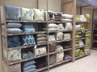 China Retail Store Metal Display Stands Metal Pillow Display Rack With Casters for sale