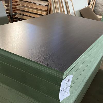 China Dark Walnut Melamine MDF Sheet Moisture Resistant Fiberboard With Embossed Wood Texture for sale