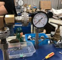 China Bottom Mount Bourdon Tube Pressure Gauge with Sample Check for Reliable Gas Pressure Manometer Monitoring for sale