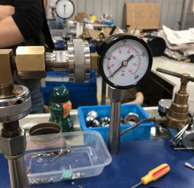 China Bottom Mount Bourdon Tube Pressure Gauge with Sample Check for Reliable Gas Pressure Manometer Monitoring for sale