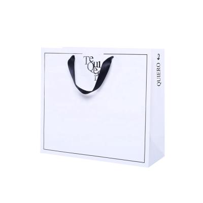 China Fashionable custom foil gift paper bags luxury paper shopping bag for sale