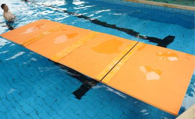 China Polyethylene 16x5 Spliced Foam Floating Mat 800 lbs Load Capacity for Water Parks for sale