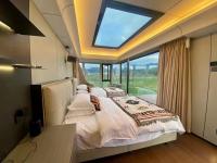China Customized Outdoor Glass Bright Cottage Camping Hotel for Couples Holiday Cottage for sale