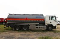 China Sinotruck Howo 6*4 Drive Mode 10 Tyre Oil Tanker Truck 25 Cubic 10 Meters Long LHD for sale