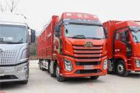 China FAW Jiefang Fence Truck Large Row Half Seat 560HP 8X4 9.4m AMT Automatic Transmission for sale
