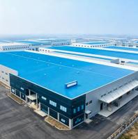 China Prefabricated Steel Structure Building with Large-Span Capability, Earthquake Resistance Grade 8, and Quick On-Site Assembly for sale
