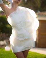 China Apparel Custom Vendor High End Slanted Shoulder Flower Dress Sleeveless Skirt White Wedding Dress for sale