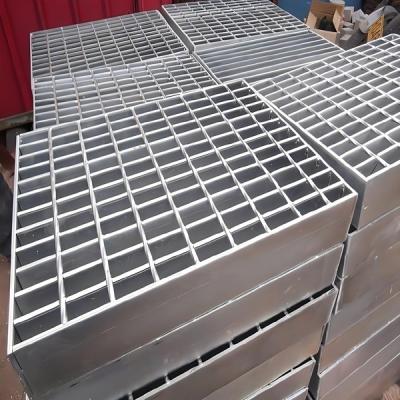 China Galvanized Steel Trench Drain Grate 30x3 mm Serrated Bar Grating for Heavy Load Industrial Use for sale