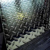 China 3003 5052 Grade Five Bar Aluminum Alloy Tread Plate for Dog Box Fabrication 1.2-7.0mm for sale