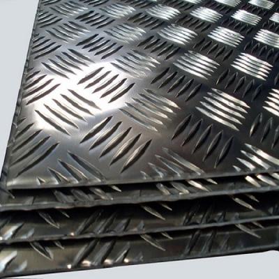 China 3003 5052 Aluminum Checkered Plate Diamond Tread Sheet 5 Bar Anti-Skid 0.6-1.2mm for sale