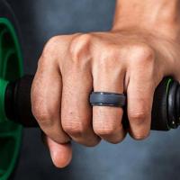 China Silicone Wedding Ring for Men Step Edge Sleek Design 4 Packs Singles Moulding Service for sale