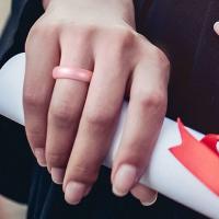 China Flexible Finger Ring Metallic Silicone Wedding Rings with Moulding Processing Service for sale