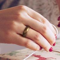 China Flexible Finger Ring Metallic Silicone Wedding Rings with Moulding Processing Service for sale