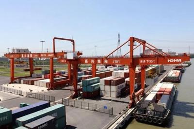 China Automatic Electric Shipping Container Crane , Heavy Working Duty Port RMG Crane for sale