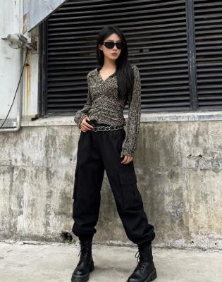 China Edgy Leopard Print V-Neck Ruched Top - Textured Fabric for Streetwear Vibes for sale