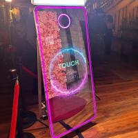 China CHXS 32 43 Inch Mirror Photo Booth with Free Printer Accessories Touch Screen Instant Print for sale