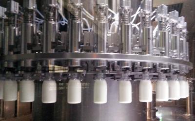 China Stainless Steel 48000 BPH Milk Filling Machine with PLC Control for sale