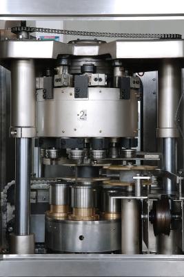 China 316 Stainless Steel 48000bph Beverage Can Filling Machine for Juice Tea for sale