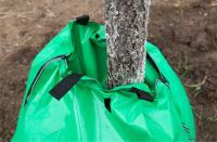 China 500D PVC UV Resistant Tree Watering Bags With Heavy Duty Zipper Self Watering Tree Bags for sale