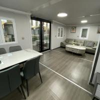 China Waterproof Luxury Prefab Expandable Container Home 5.8m x 6.3m for Family Living for sale