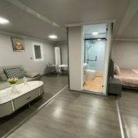 China Waterproof Luxury Prefab Expandable Container Home 5.8m x 6.3m for Family Living for sale