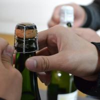 China Automatic Sparkling Wine Corks Capping Machine 1800 BPH Capacity with 2.2kW Motor for 65-100mm Bottles for sale