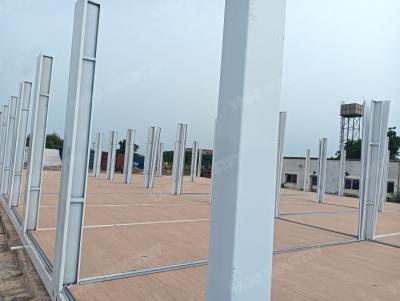 China Galvanized Light-Steel Framework Prefabricated Container Building with Fire-Retardant Fiberglass Sandwich Panels in 20-Foot Standard Flat-Pack Module for Temporary Worker Housing for sale
