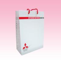 China custom white paper gift bags manufacturer with 300gsm art paper for sale