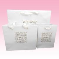 China custom white paper gift bags manufacturer with 300gsm art paper for sale
