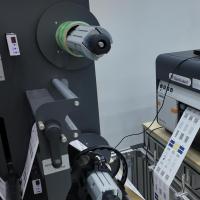 China Automatic Cantilever Top Labeling Machine PLC Control For Flat Surface Applications for sale