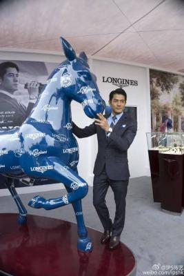 China FRP (Fiberglass Reinforced Plastic) Balloon Horse Sculpture: A Decorative Sculpture Clearly of the Same Style, Used as a IP Event Installation, Landscape Ornament, and Decoration for Bars and for sale
