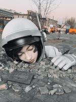China Custom Fiberglass Sculpture with Astronaut Design for Indoor & Outdoor Use in Matte or Glossy Finish for sale