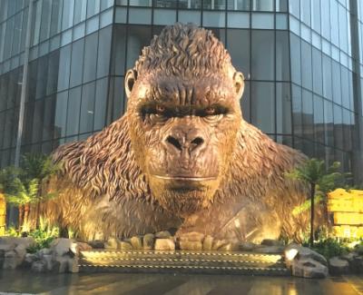 China Custom-made Giant Modern Sculpture: King Kong Fiberglass & Stainless Steel Ornament for Themed Venue Ambiance for sale