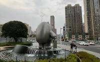 China Custom Silver Cartoon Bear Fiberglass Sculpture with Matte Silver Metallic Finish and Weather-Resistant Design for Commercial Plaza Decoration for sale