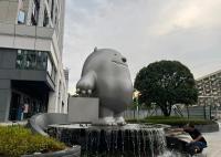 China Custom Silver Cartoon Bear Fiberglass Sculpture with Matte Silver Metallic Finish and Weather-Resistant Design for Commercial Plaza Decoration for sale