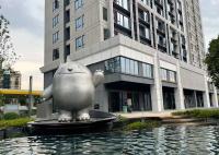 China Custom Silver Cartoon Bear Fiberglass Sculpture with Matte Silver Metallic Finish and Weather-Resistant Design for Commercial Plaza Decoration for sale