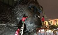 China Custom-made Giant Modern Sculpture: King Kong Fiberglass & Stainless Steel Ornament for Themed Venue Ambiance for sale