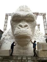 China Custom-made Giant Modern Sculpture: King Kong Fiberglass & Stainless Steel Ornament for Themed Venue Ambiance for sale