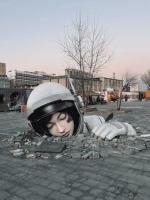 China Custom Fiberglass Sculpture with Astronaut Design for Indoor & Outdoor Use in Matte or Glossy Finish for sale