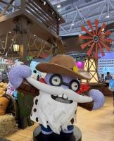 China Custom Fiberglass Sculpture with High-Quality Construction, Hand-Painted Finishes, and Plush Wrapping for Mall Exhibitions for sale