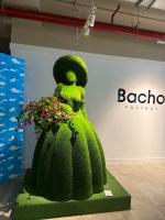 China Artificial Topiary Grass Sculpture with Seal Lady Hand Heart Design for Photo Spot and Commercial Mall Decoration for sale