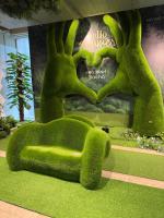 China Artificial Topiary Grass Sculpture with Seal Lady Hand Heart Design for Photo Spot and Commercial Mall Decoration for sale