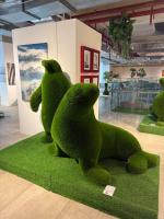 China Artificial Topiary Grass Sculpture with Seal Lady Hand Heart Design for Photo Spot and Commercial Mall Decoration for sale