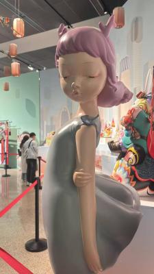 China Custom Girl with Deer Antlers and Ginkgo Leaf Fiberglass Sculpture for Gallery Mall Decoration for sale