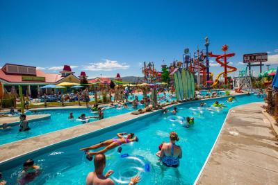 China Commercial Steel Lazy River Equipment for Water Parks - 100+ Meter Length, 3-4 Meter Width with Automatic Water Circulation for sale