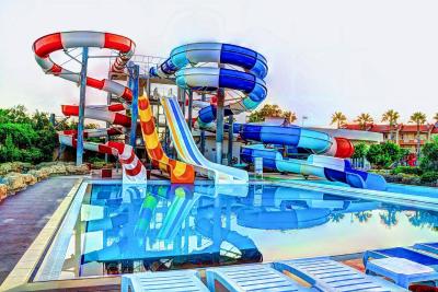 China Water Park Playground Games Fiberglass Play Equipment Spiral Slide For Kids for sale