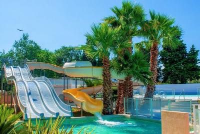 China 5m Height Outdoor Aqua Water Park Swimming Pool Water Theme Spiral Fiberglass Slide for sale