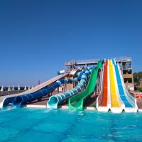 China Outdoor Fiberglass Water Park Slide with 6-8mm Thickness and Customized Size for Long Service Life Over 10 Years for sale